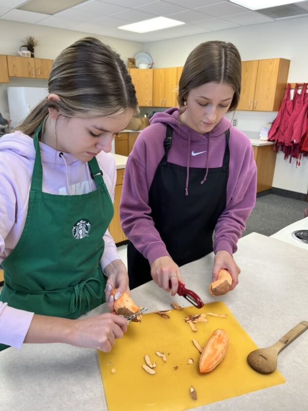 Students prepare sweet potato pie for Project Bee Thanksgiving t | News ...
